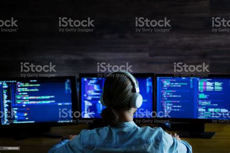 소프트웨어 개발자 프로그램 코드로 작업하는 프리랜서 방송 프로그램에 대한 스톡 사진 및 기타 이미지 방송 프로그램 컴퓨터