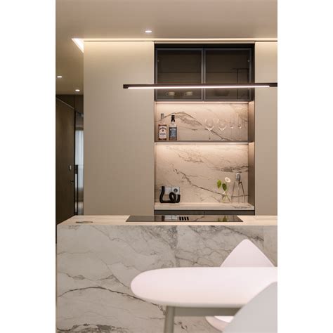 로그디자인 인테리어 스튜디오 대면형 주방을 만들 때 천정 라인을 따라 간접 조명을 만들면 거실에서 봤을 때 시야가 확장되어 보이고 주방이 더욱 깊어 보입니다 아일랜드