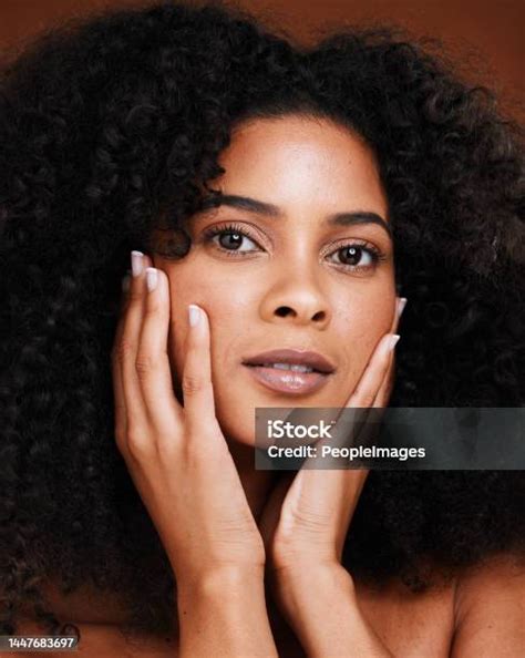 아름다움 초상화 자연스러운 머리카락 건강한 브라질에서 화장품 화장을 한 스튜디오의 흑인 여성 럭셔리 살롱 미학 바디 케어 및 피부과 얼굴 스킨 케어를 가진 젊은 아프리카