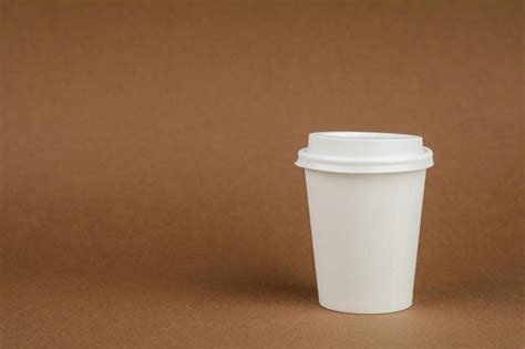 흰색 뚜껑이 있는 종이 커피 용기 테이크 아웃 음료 용기 디자인을 위한 음료 컵 템플릿입니다 프리미엄 사진
