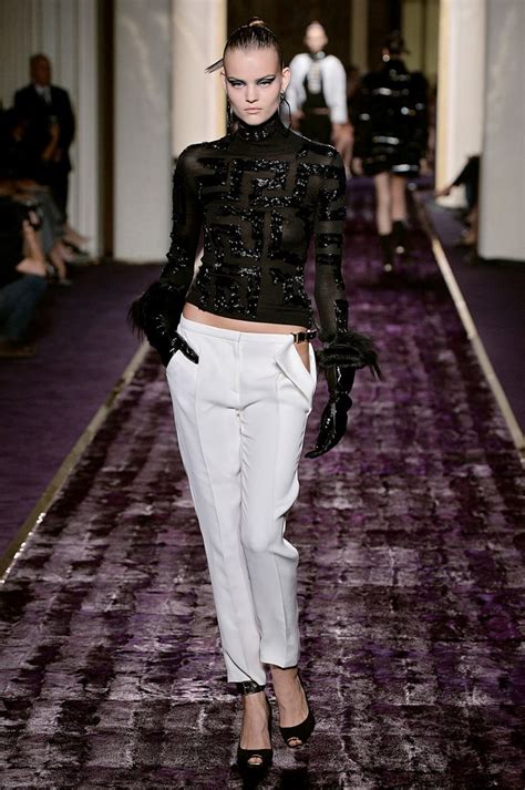 Алдарт загвар зохион бүтээгч Версаче Парист шинэ коллекцио дэлгэлээ