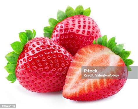 잘 익은 완벽한 딸기와 하얀 배경에 분리된 딸기의 크로스 컷 0명에 대한 스톡 사진 및 기타 이미지 0명 건강한 식생활 과일 Istock