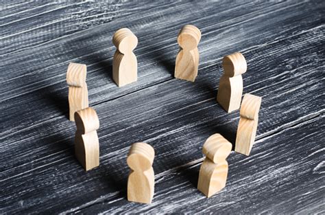 사람들은 원 안에 서 서 하 고 토론 컨셉 비즈니스 아이디어 협력 팀웍 학습 및 교육 문제 및 작업을 해결합니다 실업가 회의 대 한 원에 모였다 개념과 주제에 대한 스톡