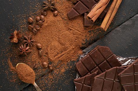 코코아와 커피 콩 코코아 가루 계 피와 어두운 슬레이트 배경에서 깨진된 초콜릿 조각 빈티지 숟가락 0명에 대한 스톡 사진 및 기타 이미지 Istock