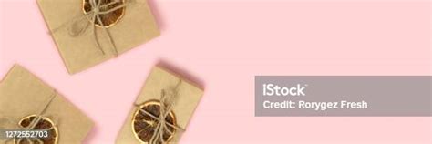 분홍색 파스텔 배경에 꼬기로 묶인 선물 상자가 있는 배너 0명에 대한 스톡 사진 및 기타 이미지 0명 12월 2021년 Istock