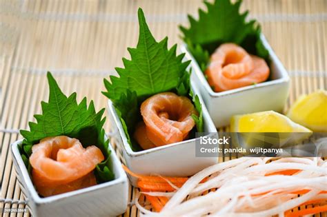 신선한 생 연어 생선 해산물 연어 생선회 생선회 생선회 시소 들깨 잎 레몬 허브 및 향신료를 곁들인 일본 메뉴 0명에 대한 스톡 사진 및 기타 이미지 Istock