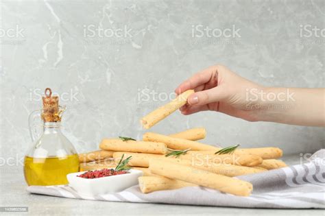 밝은 회색 테이블에서 맛있는 그리시니를 먹는 여자 근접 촬영 건강한 생활방식에 대한 스톡 사진 및 기타 이미지 건강한 생활방식 건강한 식생활 고추류 Istock