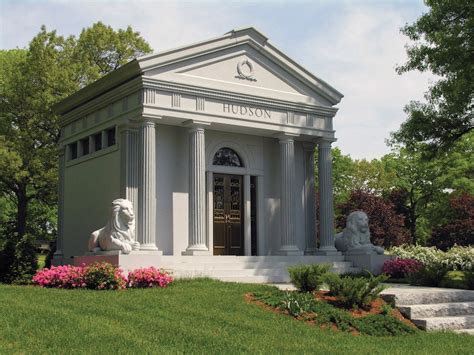 A Guide To 5 Different Types Of Mausoleums