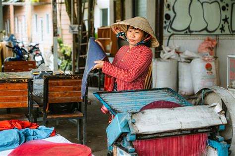 베트남 쌀국수 공장에서 쌀 팬케이크를 들고 있는 베트남 여성 50 59세에 대한 스톡 사진 및 기타 이미지 50 59세 Rice Paper Food Washi