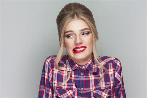 몰라요 핑크 체크 무늬 셔츠 혼란된 금발의 아름 다운 여 자가 수집 Updo 헤어스타일 및 메이크업 서 및 의심 스러운 얼굴로 멀리 보고 감정에 대한 스톡 사진 및 기타