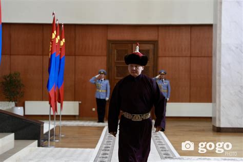 ФОТО Ерөнхийлөгч УИХ ын дарга Ерөнхий сайд нар ахмад настнуудыг хүндэтгэн золголоо