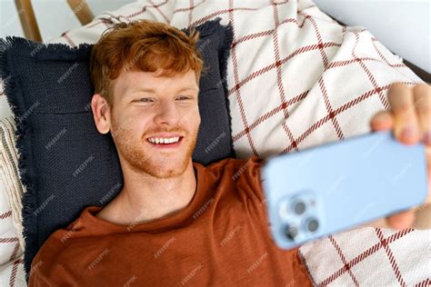 셀카를 찍는 하이 앵글 웃는 남자 무료 사진