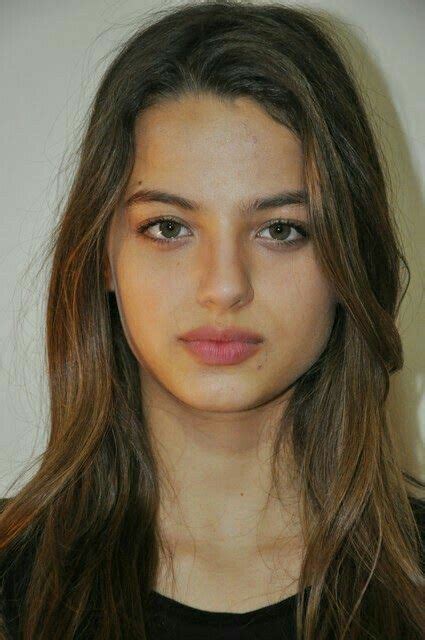 Pin By Ömer Ertuğrul On Iv Ünlülerden Seçmeler Easy Hairstyles