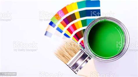 흰색으로 분리된 페인트 브러쉬 및 팔레트가 있는 열린 주석 캔 0명에 대한 스톡 사진 및 기타 이미지 0명 개선 검은색 Istock