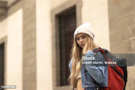 모자를 쓰고 고대 도시를 여행하는 젊은 여자 배낭 여행자 배경 오래 된 건물입니다 20 24세에 대한 스톡 사진 및 기타 이미지 20 24세 가방 개성 개념 Istock