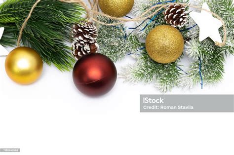 흰색 배경에 고립 된 텍스트 장소와 크리스마스 장식 배경 개념에 대한 스톡 사진 및 기타 이미지 개념 겨울 계절 Istock