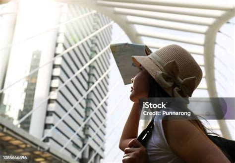 아름 다운 여자는 방콕 태국에서 태양에서 여름 열에서 여행 땀에 대한 스톡 사진 및 기타 이미지 땀 여자 한 명의 여자만 Istock