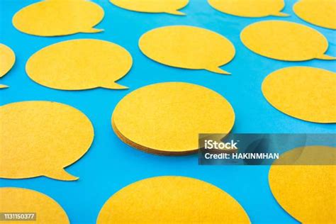 노란색 채팅 파란색 배경에 연설 거품 아이콘입니다 소셜 미디어 개념에 대 한 말하기 및 메시지 온라인 채팅 말풍선에 대한 스톡 사진 및 기타 이미지 Istock