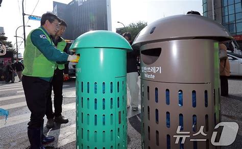 새 디자인 쓰레기통 살펴보는 김길성 중구청장