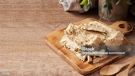 할바 할바 중동 요리 아랍 디저트는 소박한 테이블 배경에 나무 접시에 담겨 있다 배경에 Halva Halvah 중동 아랍 디저트 하얀 음식 배경에 Halva Halvah