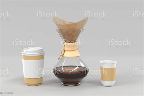 종이 필터와 일회용 커피 컵이있는 유리 커피 메이커 회색 배경에 고립 된 테이크 아웃 음료를위한 양조 에스프레소와 골판지 포장재가있는 투명한 캐러피 사실적인 3d 세트 3