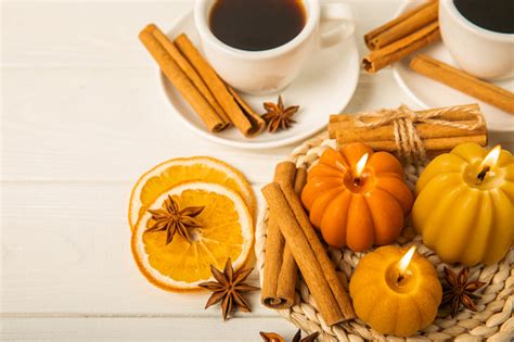 가을 작곡 호박 양초 매운 스타 아니스 향신료와 계피가 나무 배경에 있다 아늑한 가정 장식 할로윈 개념입니다 행복한 추수 감사절 복사 공간 0명에 대한 스톡 사진 및 기타