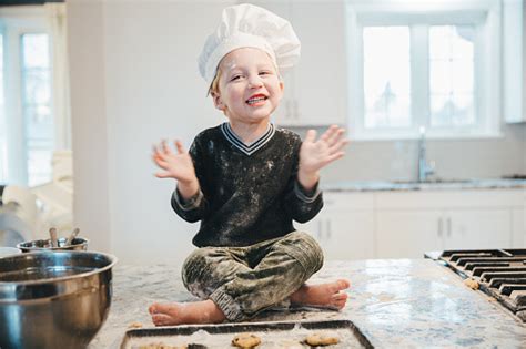 모든 크레딧은 나에게 간다 주방 카운터에서 요리사의 모자를 쓰고 응원하는 어린 소년 요리사에 대한 스톡 사진 및 기타 이미지 요리사 2 3 살 가정 주방 Istock