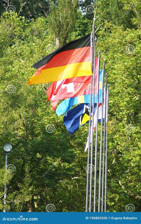 Размахивая флагами на флагштоке разных стран Стоковое Фото изображение насчитывающей цвет