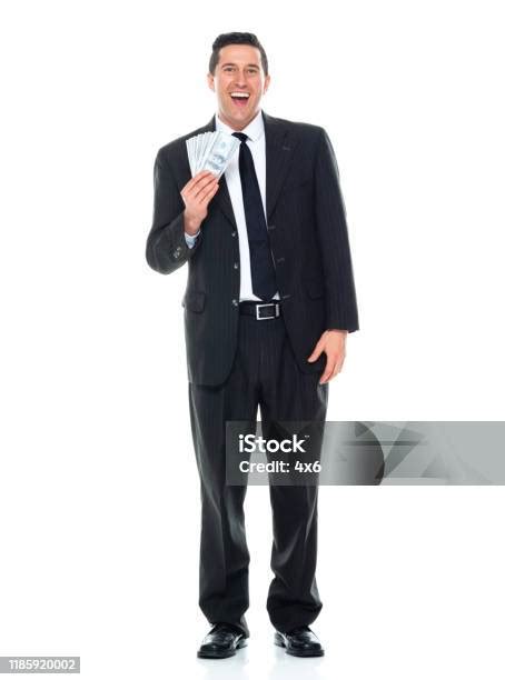 전체 길이 정면 보기 1명 성인 잘 생긴 사람 코 카 서 스 남성 젊은 남자 매니저 비즈니스 맨 스탠딩 비즈니스 웨어 미소 행복 쾌활 한 웃음 남자 사업가에 대한 스톡 사진