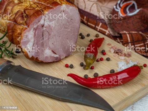 조각 칼 멀티 컬러 딸기 완두콩 붉은 고추 파슬리 딜 및 바질로 나무 도마에 육즙이 많고 맛있는 베이컨 조각 다른 고기 준비의 개념 가공육에 대한 스톡 사진 및 기타 이미지