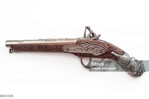 미국 혁명에 데이트 총기와 화려한 구식 결투 플린트 록 권총 클리핑 경로 컷 아웃 흰색 배경에 고립 된 골동품 수집 개념 Revolution에 대한 스톡 사진 및 기타