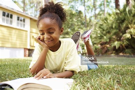 행복함 중유럽식 칠레식 여자아이 독서모드 업무 중에 라잉 On 잔디 아이에 대한 스톡 사진 및 기타 이미지 아이 야외 읽기 Istock