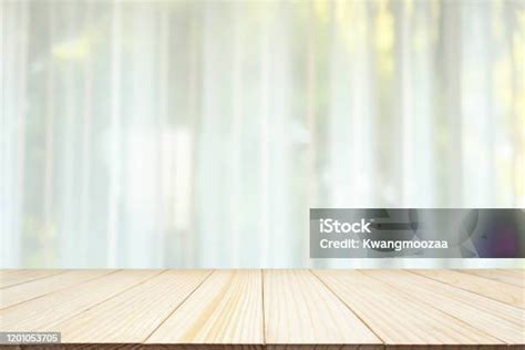 제품 디스플레이 템플릿을위한 흐림 흰색 커튼 창과 녹색 정원 배경빈 나무 테이블 상단 0명에 대한 스톡 사진 및 기타 이미지