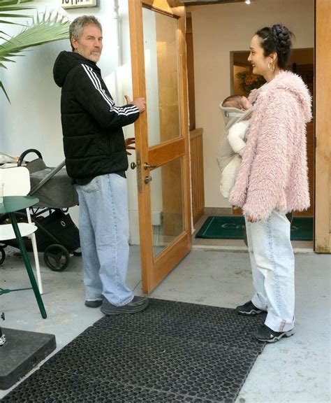 בגיל 72 אוהד נהרין אשתו והתינוק הטרי בפפראצי משפחתי ראשון