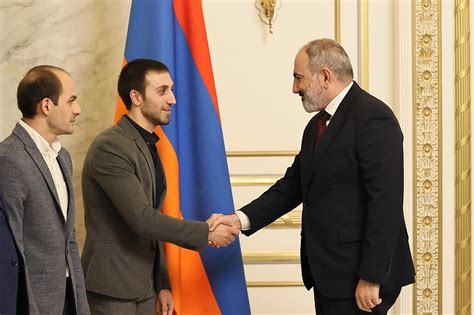 Փաշինյանը հանդիպել է մարմնամարզության աշխարհի չեմպիոն Արթուր Դավթյանին և բրոնզե մեդալակիր