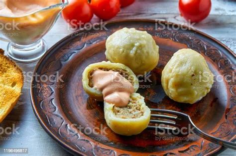 킨칼리는 그루지야어 국가 요리입니다 배경에 소스 보트와 체리 토마토와 점토 접시에 클로즈업 고급 요리에 대한 스톡 사진 및 기타 이미지 Istock