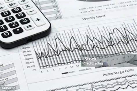 비즈니스 오피스 데스크 클로즈업 재무 보고서 분석 및 회계 문서 세트 테이블 및 그래프 세트 부기 계산기용 다양한 항목 0명에 대한 스톡 사진 및 기타 이미지 Istock