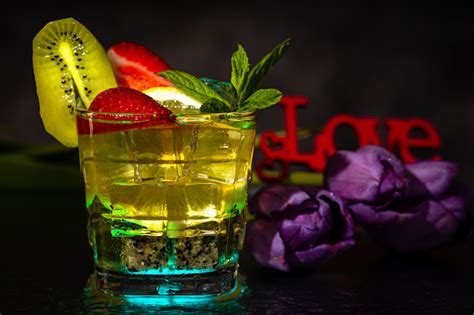 어두운 배경에 얼음과 신선한 민트와 신선한 과일을 곁들인 칵테일 칵테일 0명에 대한 스톡 사진 및 기타 이미지 0명 감귤류 과일 검은색 Istock