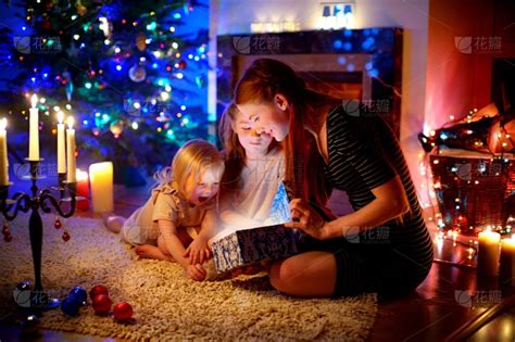 母亲 圣诞礼物 两个人 飘然 女儿 小的 青少年 夜晚 地毯 青年人素材 花瓣网