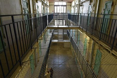 Le Père Filme Sa Fillette Sous La Douche Et Envoie Les Images à Un