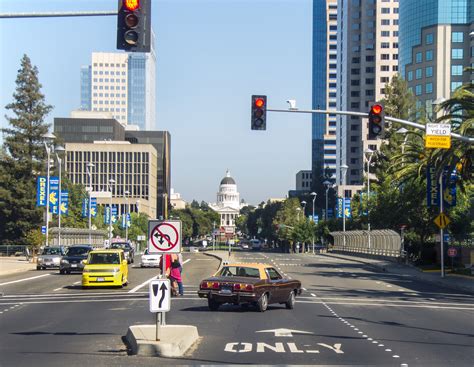 무료 이미지 보행자 거리 시티 도시의 광고하는 도시 풍경 도심 수송 바람막이 유리 교차점 간판 레인 조명 캘리포니아 신호등 대중 교통 하부