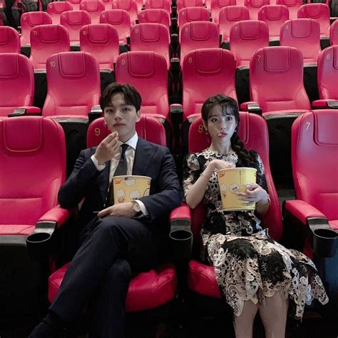이미지 사람 1명 이상 사람들이 앉아 있는 중 한국 드라마 귀여운 커플 사진 영화관