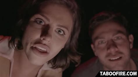 Un Cuplu De Tineri Sunt Invadati De Extraterestrii Si Fac Threesome