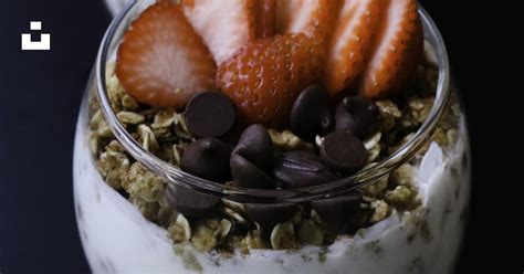 투명 유리 컵에 딸기 사진 Unsplash의 무료 음식 이미지