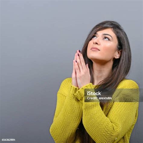 뭔가 대해 기도 또는 회색 배경 자비를 위해 구걸 하는 여자 고층운에 대한 스톡 사진 및 기타 이미지 고층운 귀여운 기업 재무와 산업 Istock