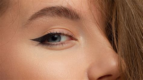 Dramatic Winged Eyeliner