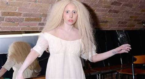 Lady Gaga Tutta Nuda Sul Palco A Londra Per Presentare Il Nuovo Brano