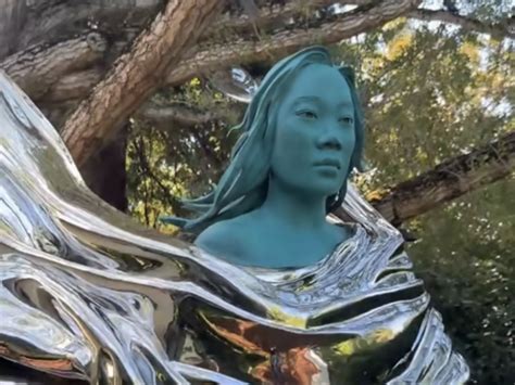 사랑꾼 마크 저커버그 아내 본 딴 2 1m 동상 세웠다 전자신문