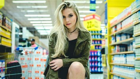 Секс с приятели на младоженеца и други странни обичаи по света свързани с отнемането на