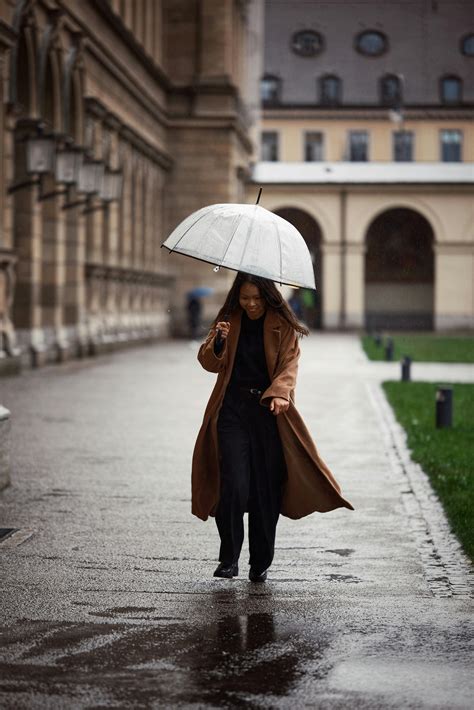 거리 건축 걷고 있는 겨울 기록한 것 나이트 라이프 남자 도시 도시의 도시의 삶 랜턴 문화 밤 배경을 흐리게 불빛 비 비 내리는 비즈니스